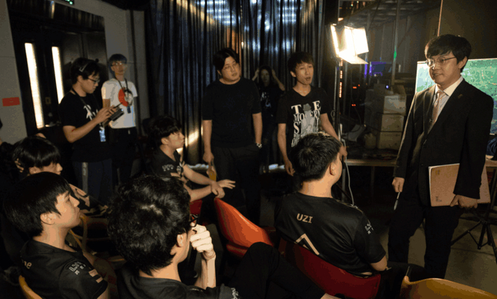 Uzi被质疑状态不好? RNG输给IG后他疯狂排位 中途仅休息几小时