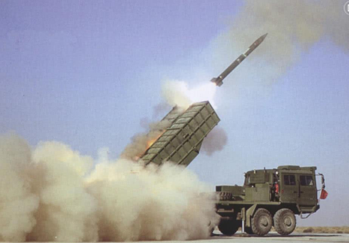 中国新型火箭炮，500公里范围寸草不生，美国称其太变态