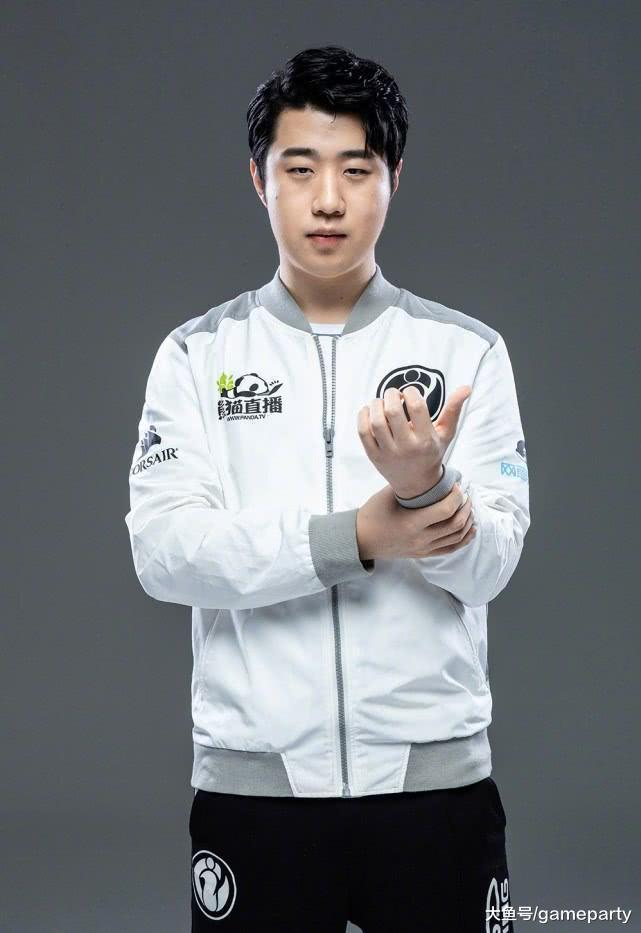 IG战队发布S8出征定妆照! 女粉: 阿水是真的帅!