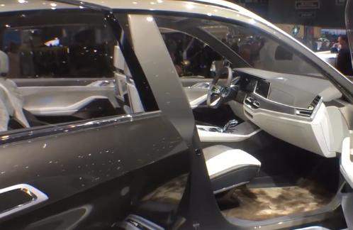 宝马X7谍照，车身长度超5米，预计搭载3.0T和4.4T V8发动机