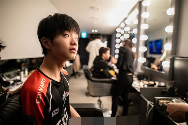 S8世界赛EDG小组第一出线 IBOY赛后直言：我若不送死EDG是最强