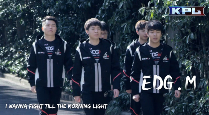 王者荣耀：KPL十二支豪门战队定妆照公开，老帅转GK是最大亮点