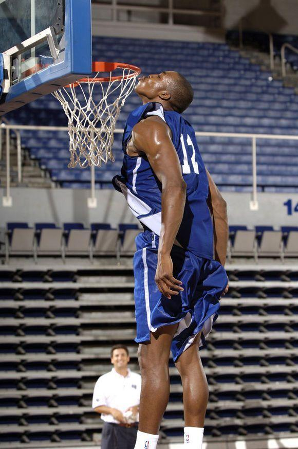 NBA5大球星最经典的“篮筐之吻”卡特挂网吻, 乔丹爆扣亲吻