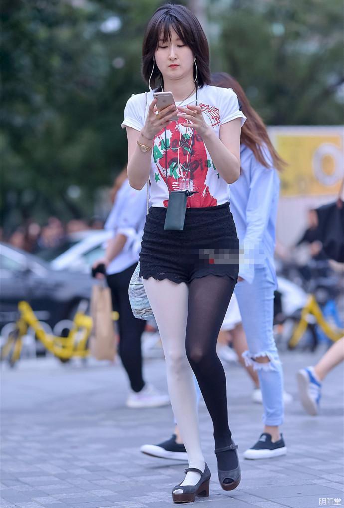 街拍蕾丝超短裤小姐姐 黑白鸳鸯丝袜看的处女座尴尬癌又犯了