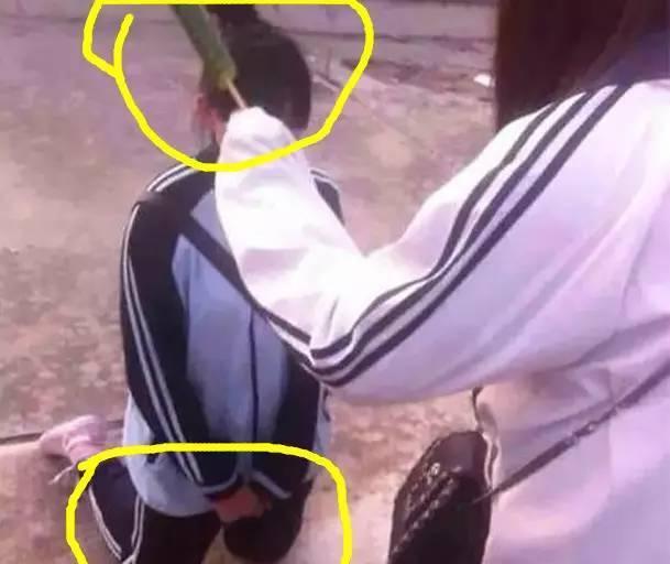 女学生得罪了大姐大 被要求下跪道歉 还被口塞黄瓜下跪女学生校园暴力新浪新闻