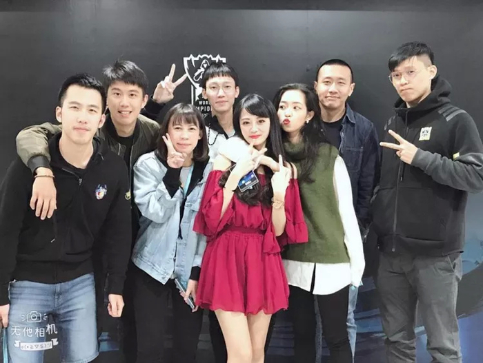 FW中单Maple恋情公布：女友是LMS赛区的女主持人林詠恩|赛区|恋情|李哥_新浪新闻