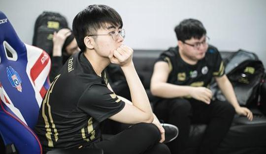 RNG横扫LGD拿下首胜，姿态蒙多出装亮眼！|蒙多|姿态|比赛_新浪新闻