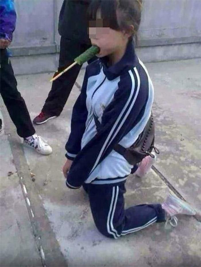 拍女生裸照、殴打同学、扒光衣服,这些未成年人终于要坐牢了!殴打女生扒光新浪新闻