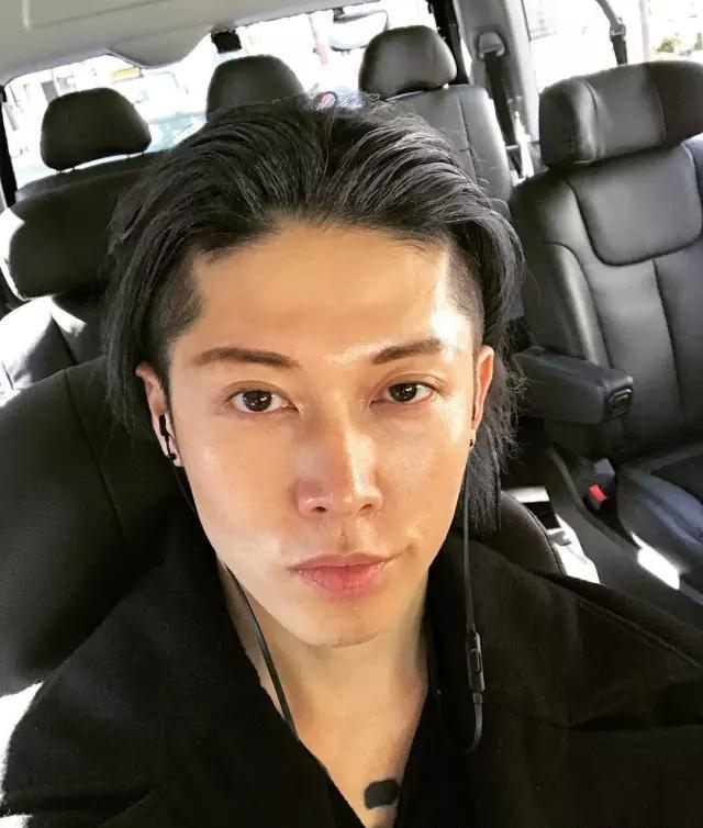 从一个屌丝杀马特 到 顶级当红明星需要经历什么？