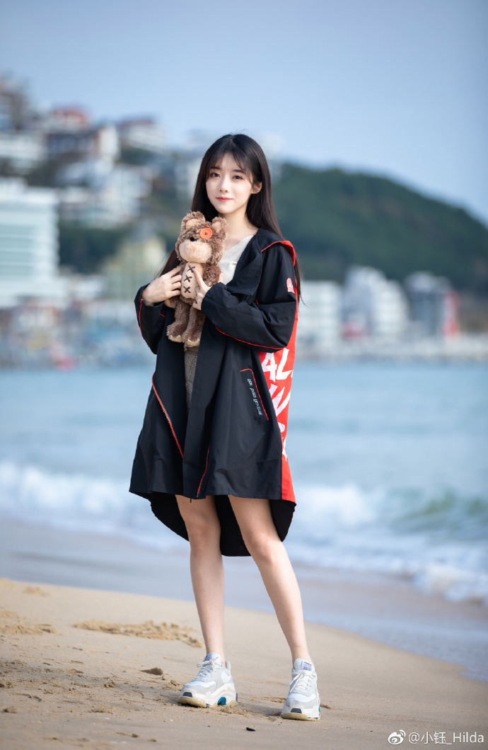 LPL主持人小钰现场观赛S8，Rookie表现优异似有buff加成？