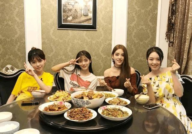 LPL主持人小钰现场观赛S8，Rookie表现优异似有buff加成？