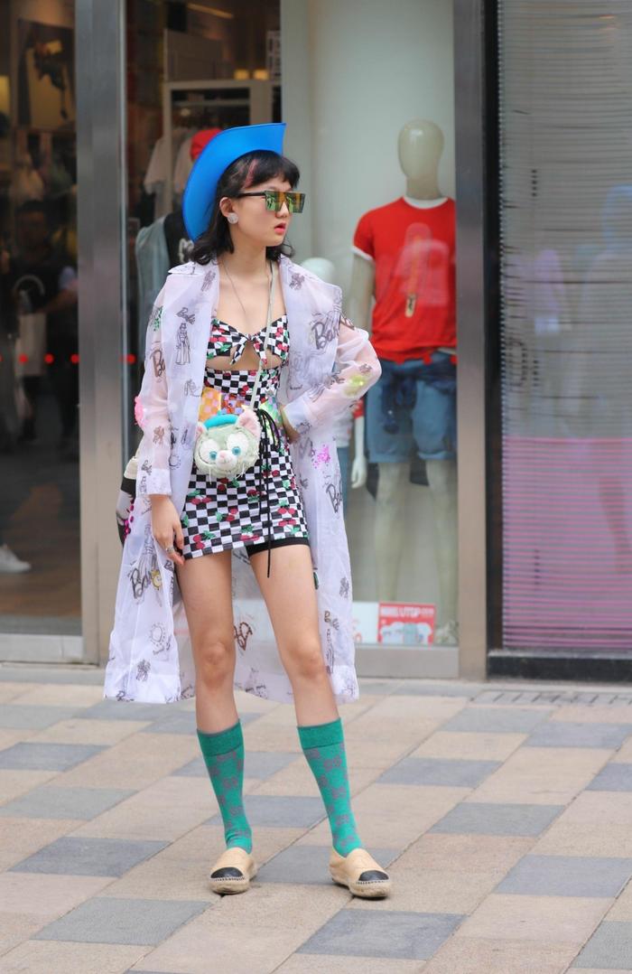 街拍年龄不大胆子挺大,妙龄少女时尚大胆的穿衣风格引关注