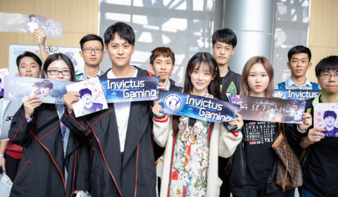 LPL主持人小钰现场观赛S8，Rookie表现优异似有buff加成？