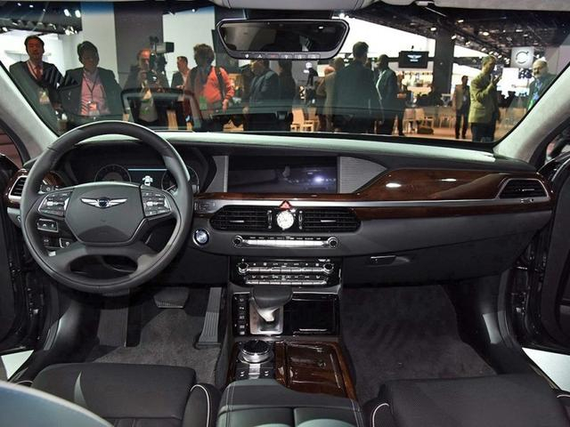 车长5.2米，车重2.5吨，3.3T+8AT只是入门，45万要给BBA好看