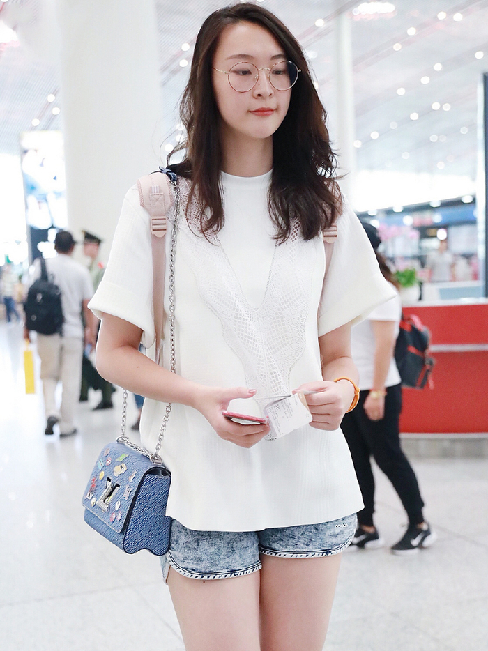 192cm惠若琪机场秀长腿，运动员变时髦精，今夏学她穿美得清新！|惠若琪|时髦|运动员_新浪新闻