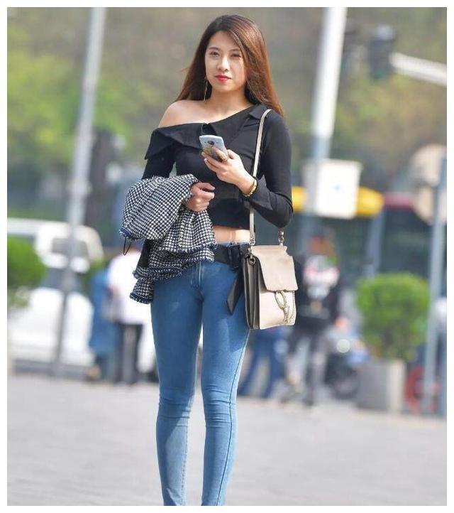 有型又紧致的牛仔裤美女， 筷子腿”看起来很养眼！