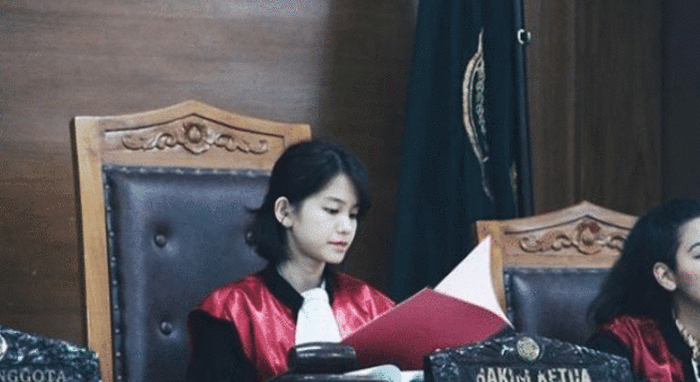 网红新人“童颜女法官”颜值逆天