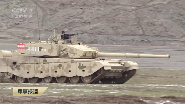 帅气逼人！99A主战坦克换上沙漠迷彩，与美军M1不相上下