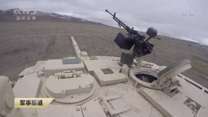 帅气逼人！99A主战坦克换上沙漠迷彩，与美军M1不相上下