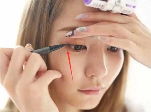 化妆后,显老5岁?先改掉3个 坏习惯”!