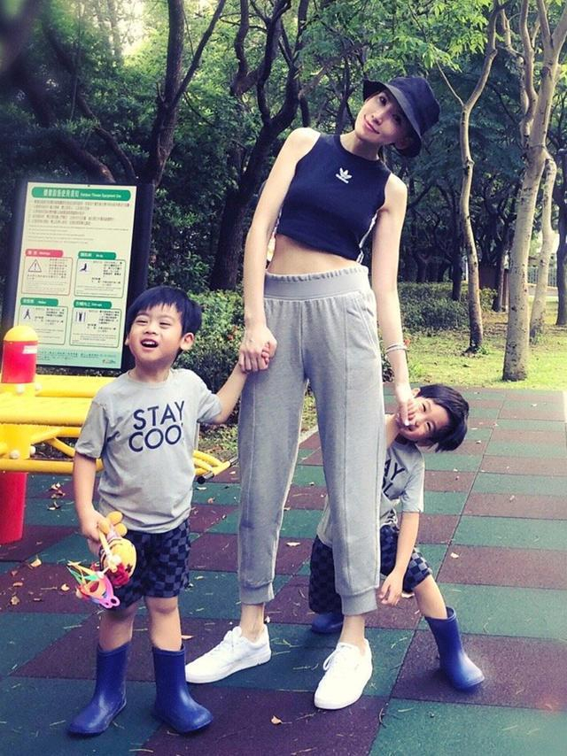 林志颖妻子陈若仪越来越美，172cm穿赛车服少女感爆棚，不像36岁