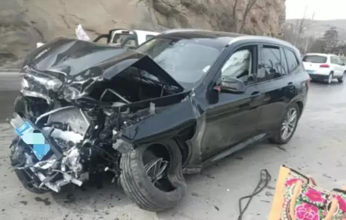 宝马X3被WEY VV7撞报废, 这对比, 网友: 油耗高其实是有好处的!