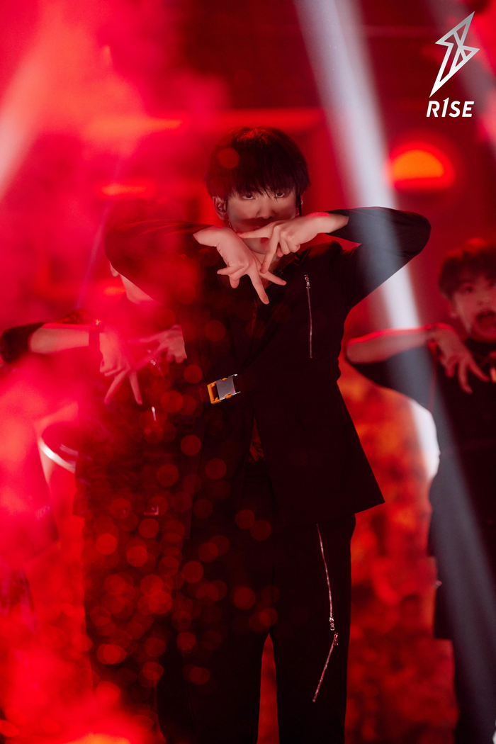 ⚡️ ⚡| R1SE 集结回馈💌心动告白 黑衣劲舞|R.1.S.E_新浪新闻