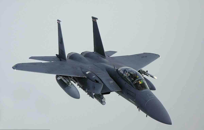 四比二！凭借俄罗斯飞行员的勇气苏27终于实现了对美国F15的完胜|飞行员|苏27|重型战斗机_新浪新闻