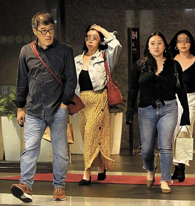 林忆莲21岁女儿李喜儿罕有与父亲李宗盛同框，身材丰满神韵像母亲