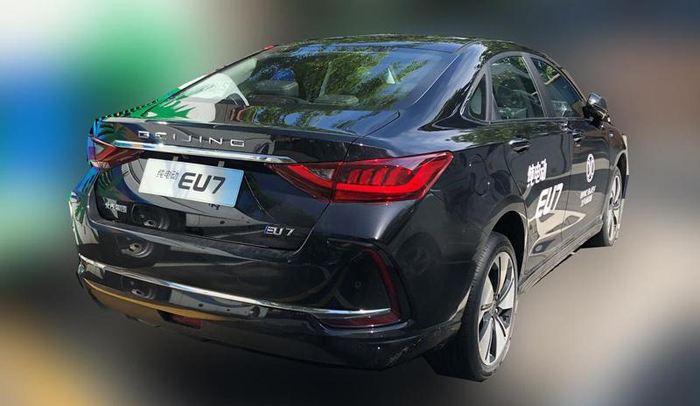 续航451公里/换装全新品牌LOGO 曝北汽新能源EU7谍照