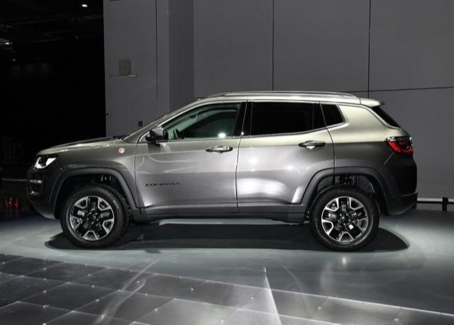 Jeep指南者，搭载四驱+9AT组合，外观霸气十足，内饰简约时尚