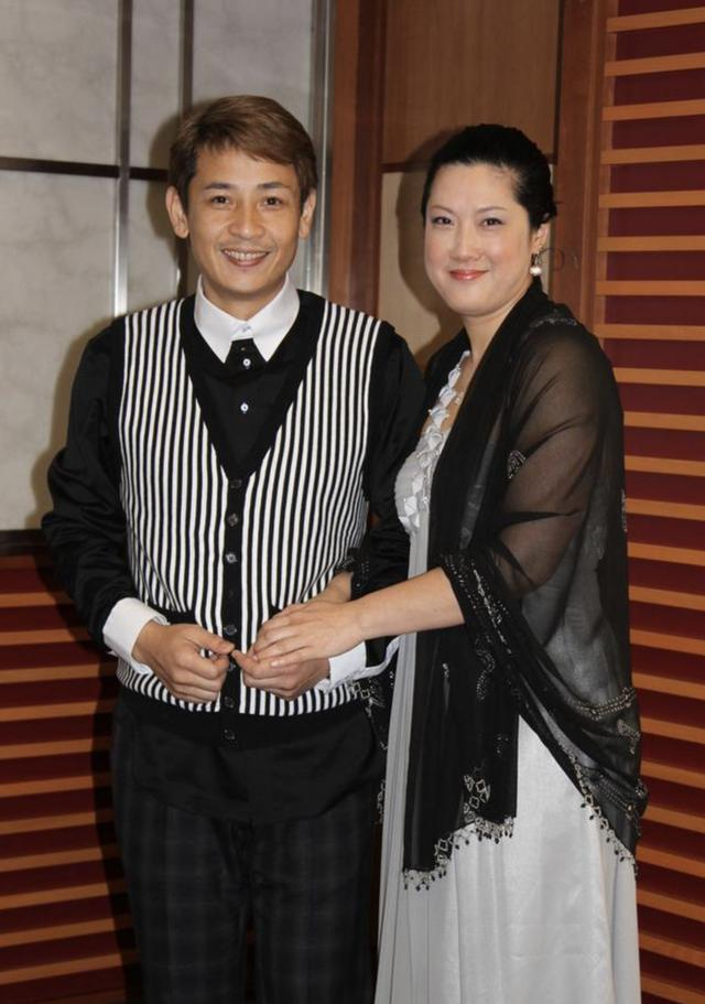 前TVB绿叶黄泽锋52岁妻子有惊无险生下女儿，分娩中出意外险中风