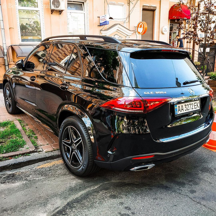 黑色的全新奔驰GLE级海外实车街拍