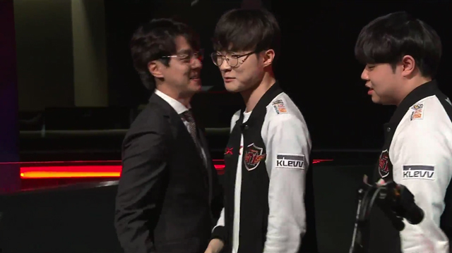 时隔一年SKT重回S赛，Faker率队完成一穿三剧本，解说泽元：牛逼