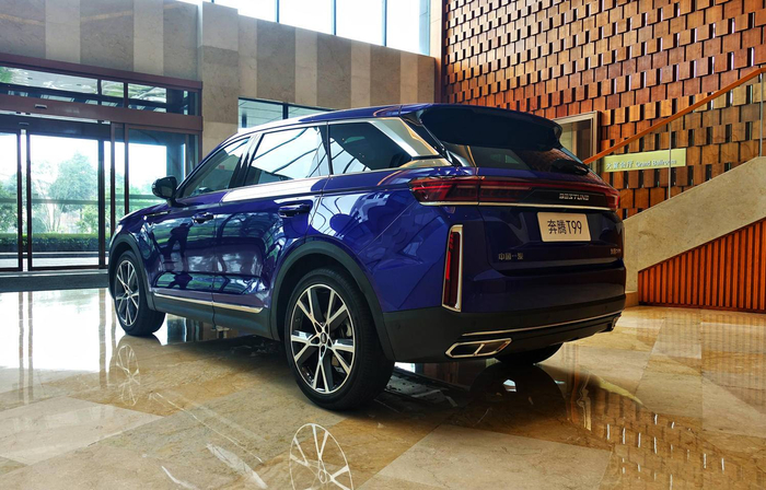 T系列旗舰再露真容，实拍一汽奔腾T99