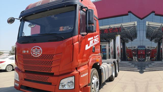 很容易看成高端J7 街边看解放JH6凸地板6X4牵引车