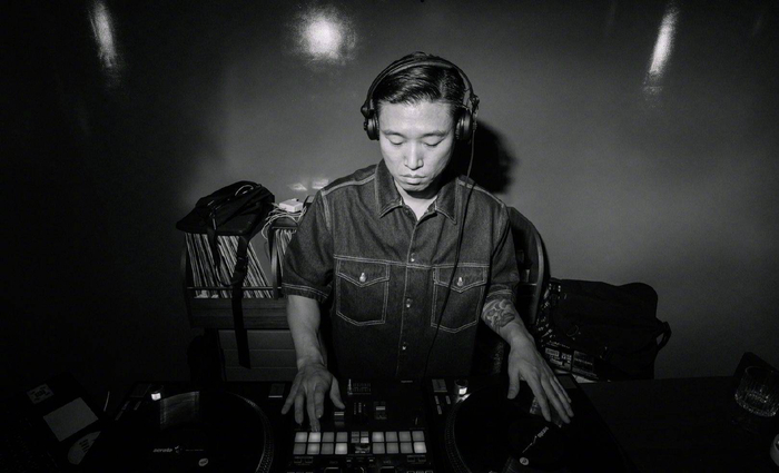 41岁姜Gary成晒娃狂魔，与儿子合奏狂秀身材，引RM成员重聚话题