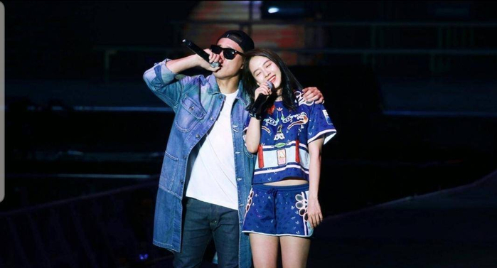 41岁姜Gary成晒娃狂魔，与儿子合奏狂秀身材，引RM成员重聚话题