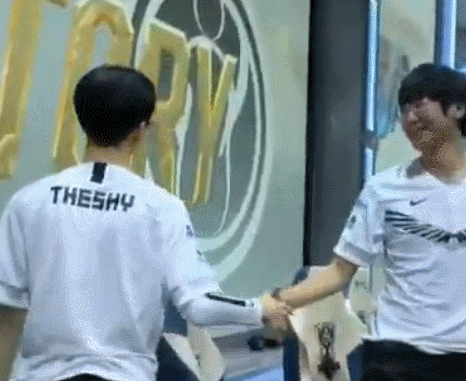 S9生死局iG战胜TL，宁王TheShy赛后握手，相视一笑破不和传言！