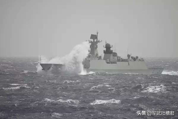12级大风，10米高巨浪，052D和055驱逐舰能够安全航行吗？|风浪|军舰|航行_新浪新闻