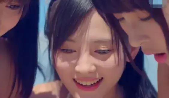 SNH48沙滩泳装MV，当看到沙滩上的鞠婧祎，粉丝疯狂亲屏