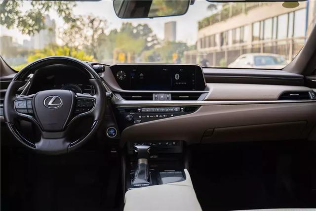 试雷克萨斯ES300h：40万落地，你会选她吗？