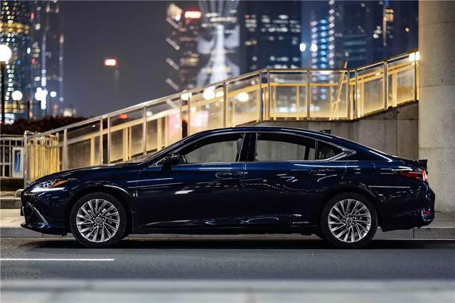 试雷克萨斯ES300h：40万落地，你会选她吗？