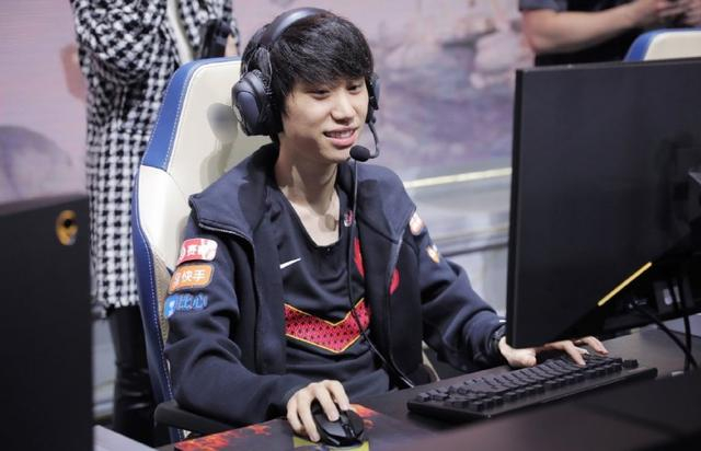 Doinb与陪玩小姐姐双排，结果翻车发现小姐姐是代打！网友炸了