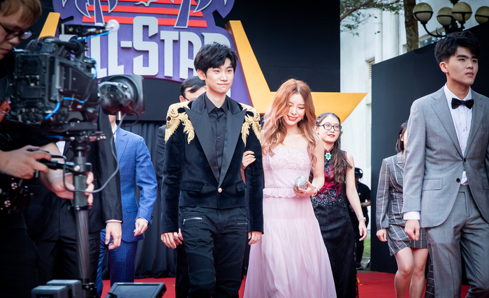 Doinb首谈与老婆相识经历，一见钟情！完全偶遇，全靠翻译机恋爱|翻译机|恋爱|老婆_新浪新闻