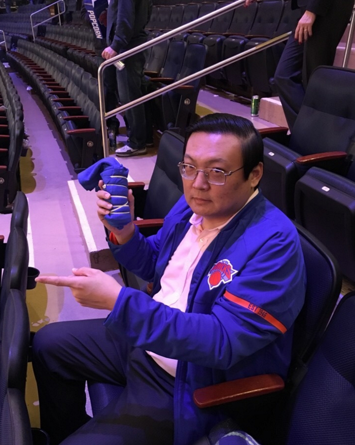 45岁老梁和41岁主播老婆近照曝光，夫唱妇随20年，为事业不生娃|老梁|近照曝光|主播_新浪新闻