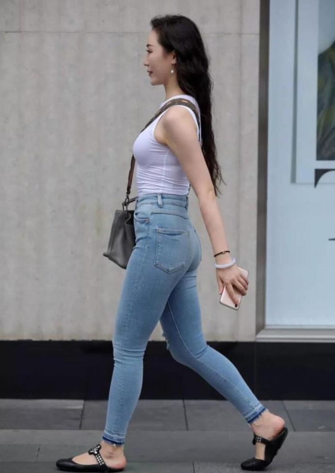 身材丰满的美女穿牛仔裤，尽显丰腴美