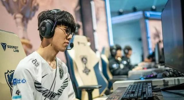 Iboy被男粉亲了上热搜，余霜连发七个问号，网友想到Theshy！