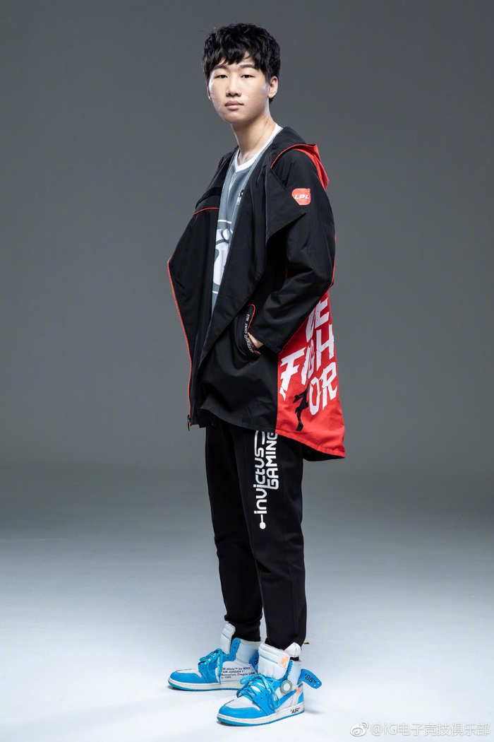 S8全球总决赛IG出征服定妆照，Jackeylove颜值担当！