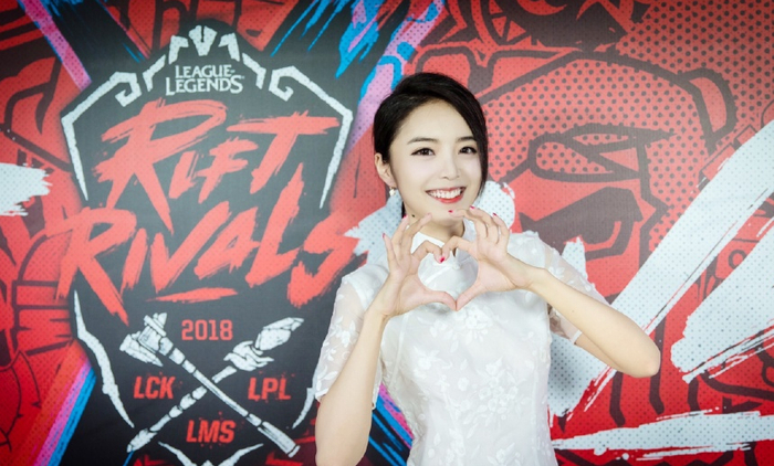 现身LOL洲际赛，LPL余霜深夜更新美照，网友：不输Rita|余霜|小姐姐|联盟_新浪新闻